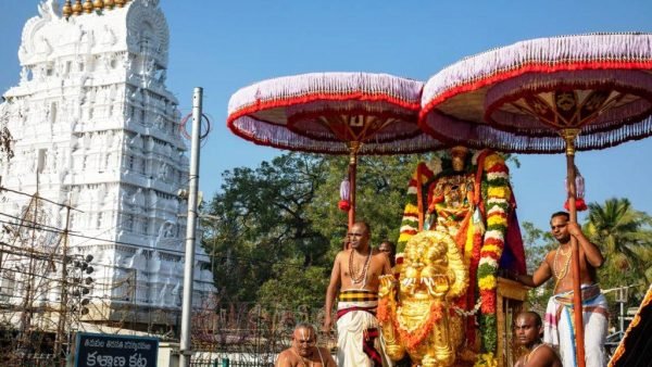 Srinivasa Mangapuram: యోగా నరసింహుడి అలంకరణలో భక్తులకు దర్శనం ఇచ్చిన ...